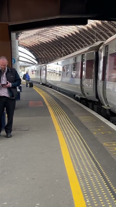 LNER Azuma arriving into York (REUPLOAD) - YouTube