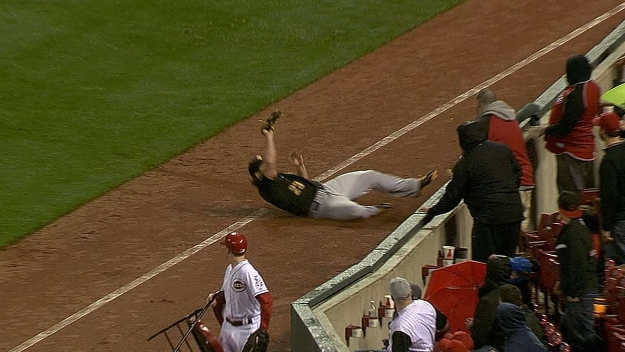 Travis Snider misses fly ball, gets hit in the face - YouTube