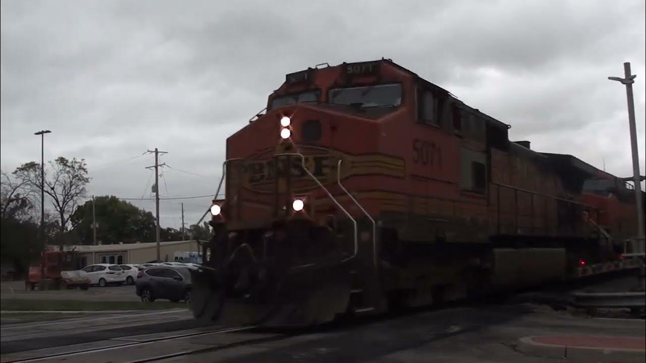 BNSF #5071 Leads EB Stacktrain with BNSF Warbonnet Trailing. Olathe, KS 10/14/23 - YouTube