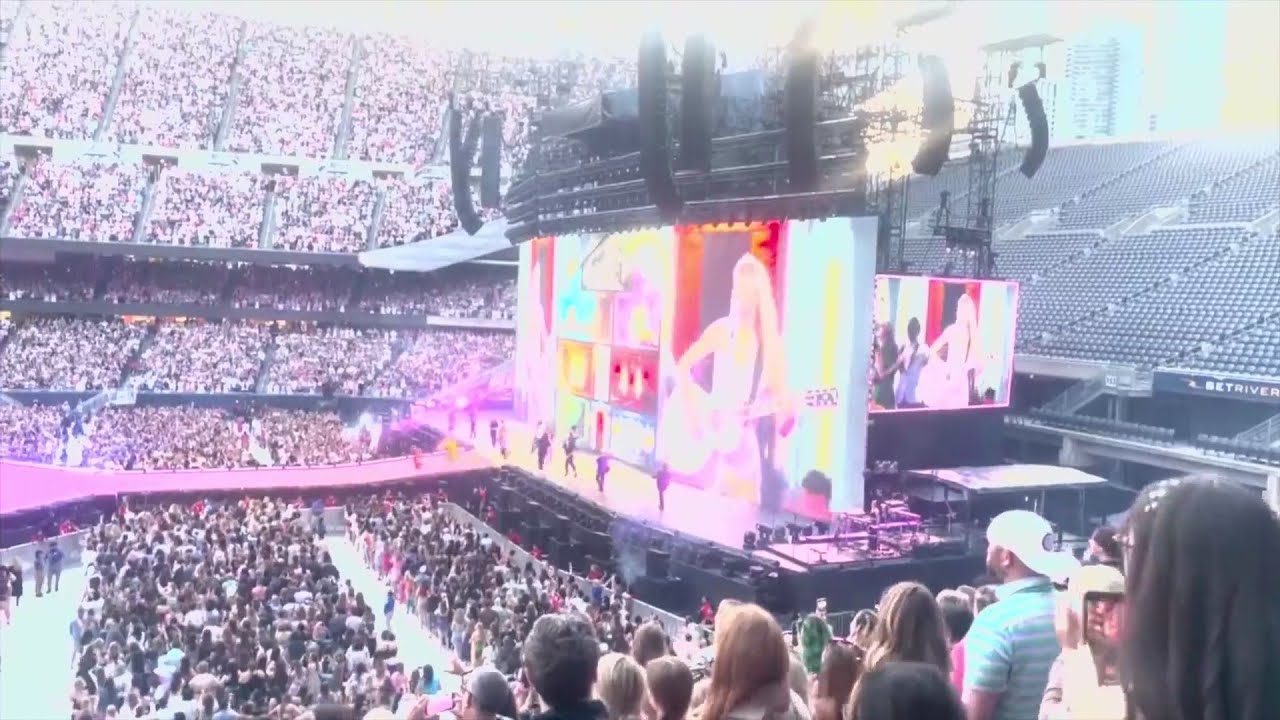 Taylor Swift in Chicago: Fans kick off weekend on night 1 - YouTube
