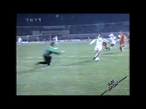 92-93 SEZONU BJK - GALATASARAY MAÇI. SABRİ ÇELİK'İN DOĞRU KARARINA İTİRAZ EDİLİYOR.