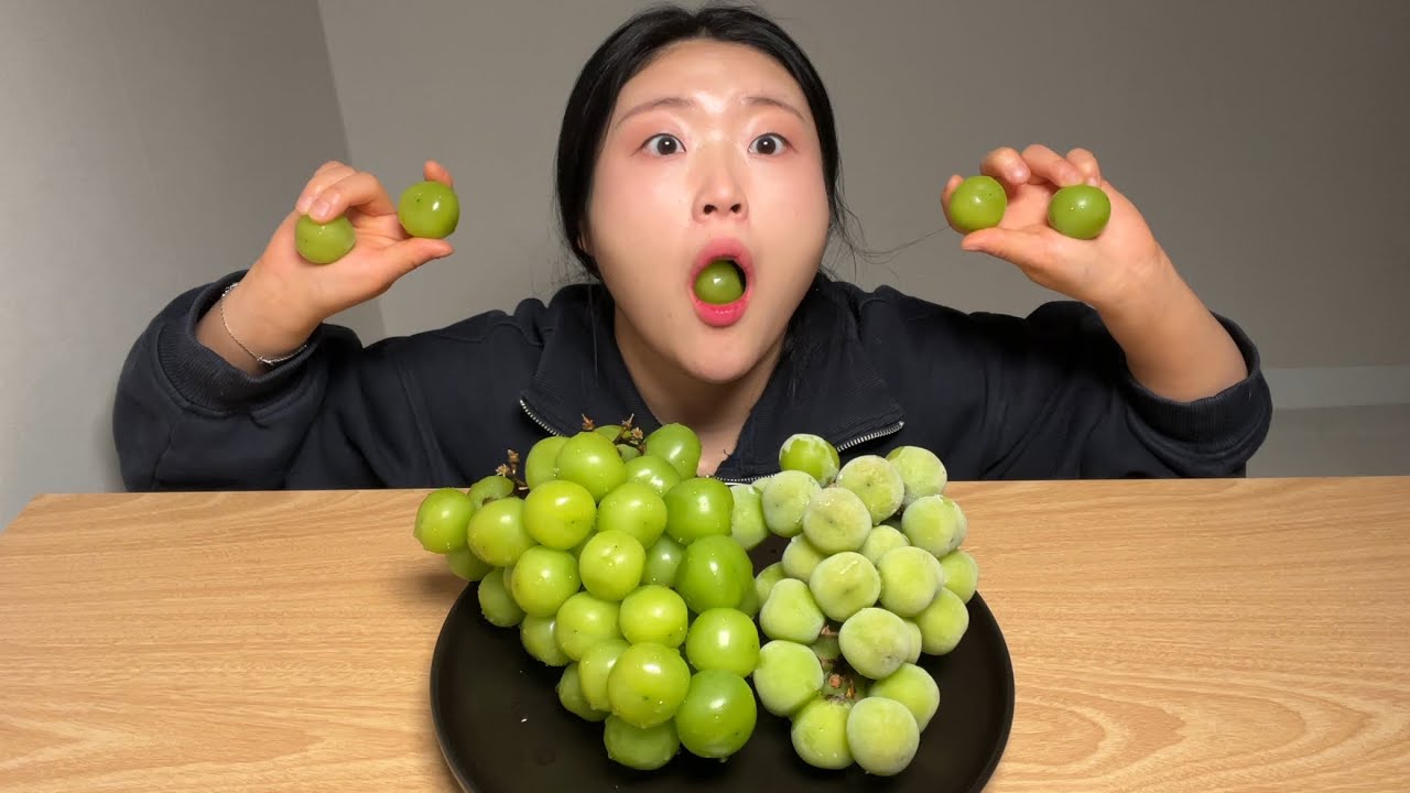 상큼달콤한 얼린 샤인머스켓과 안 얼린 샤인머스켓 두송이 먹방 / Refreshing and sweet Shine Musket ...