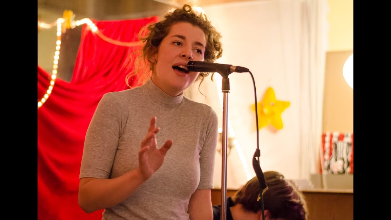 Lucie Licht - Allein | ¡moment - Cafékonzert#8 - YouTube