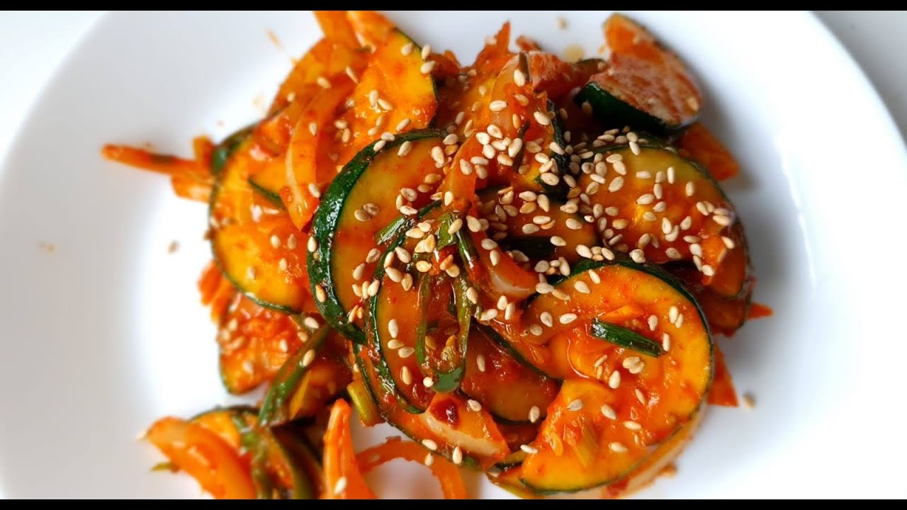AEHOBAK BOKKEUM (KOREAN ZUCCHINI STIR FRY) - DWWYH - YouTube