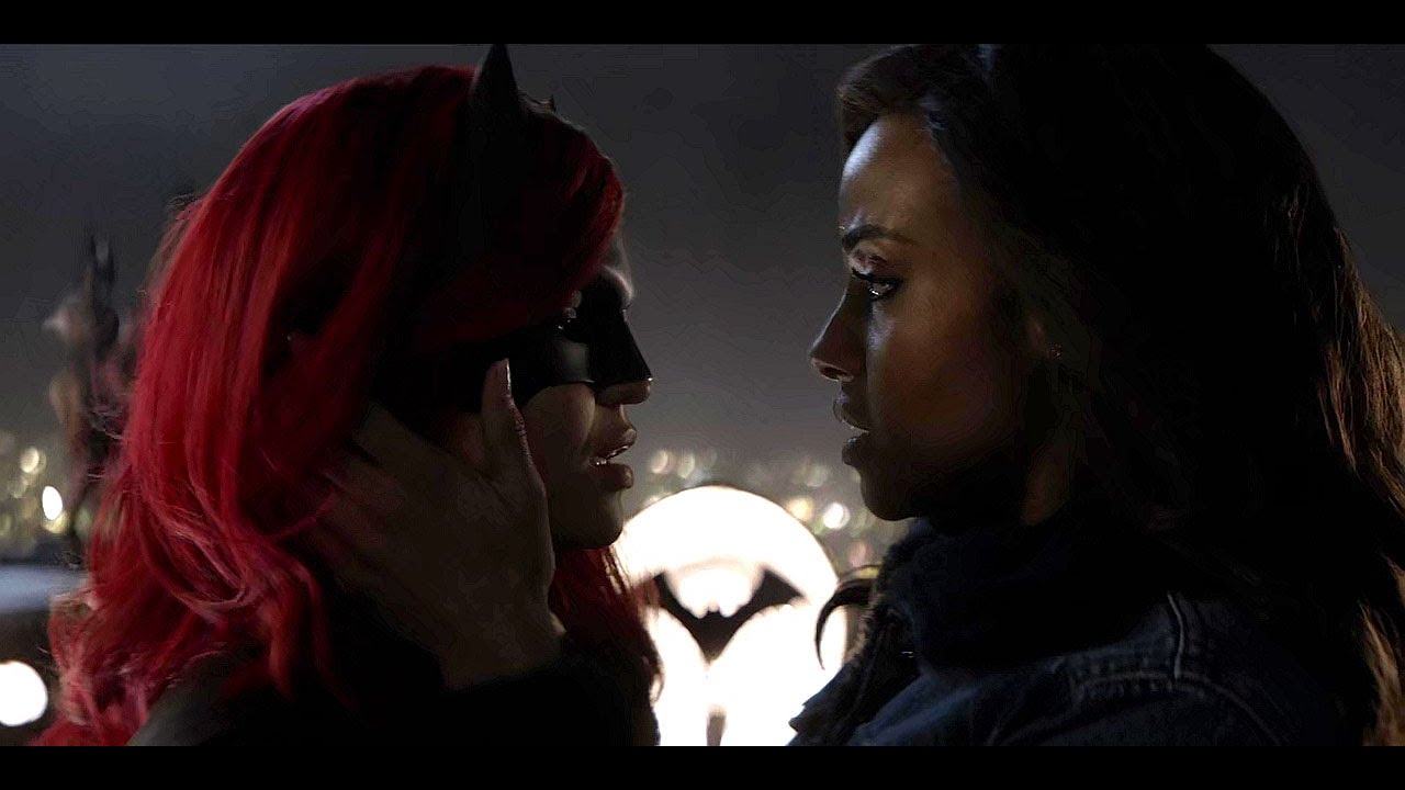 Sophie Kisses Batwoman Heart Touching First Kissing Scene Youtube