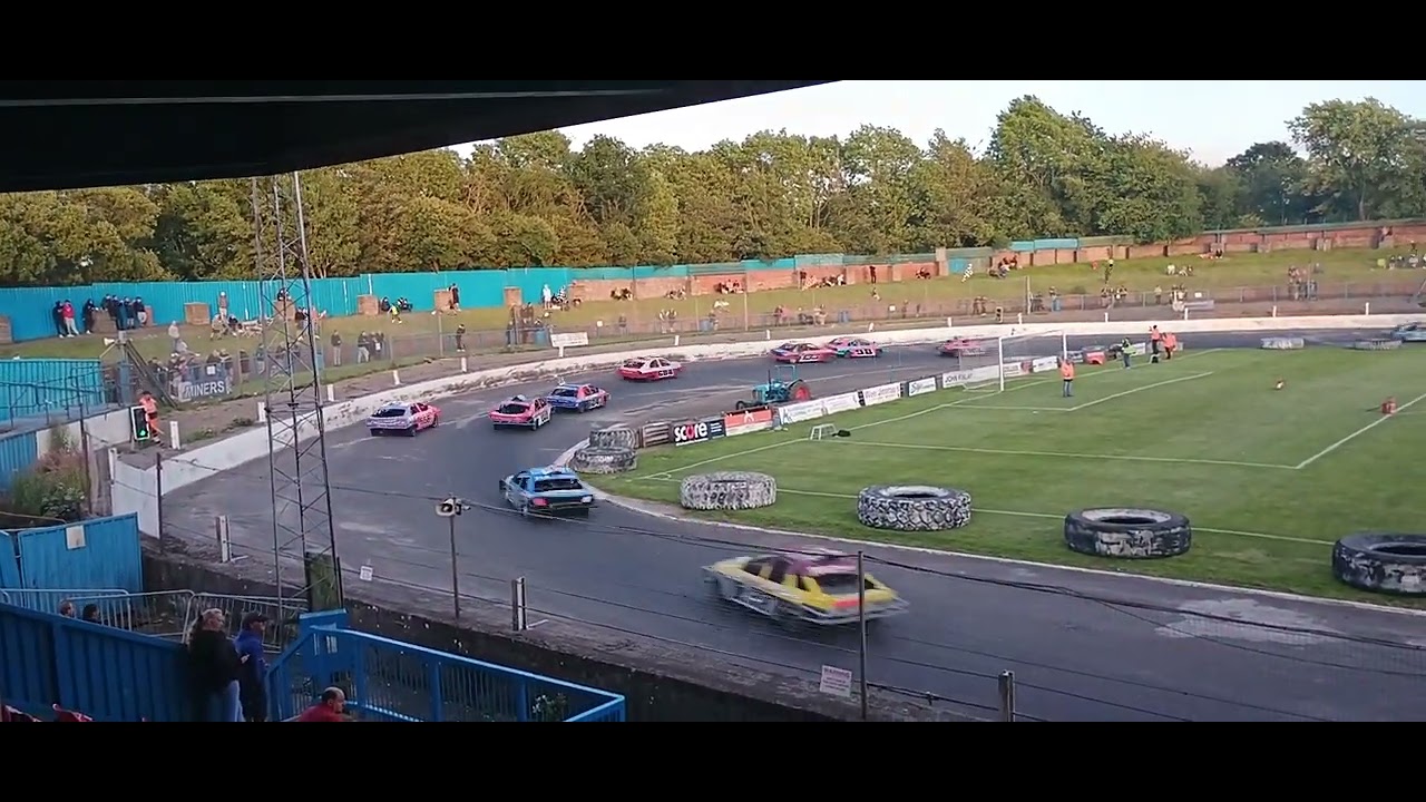Cowdenbeath racewall - saloon stock cars final - YouTube