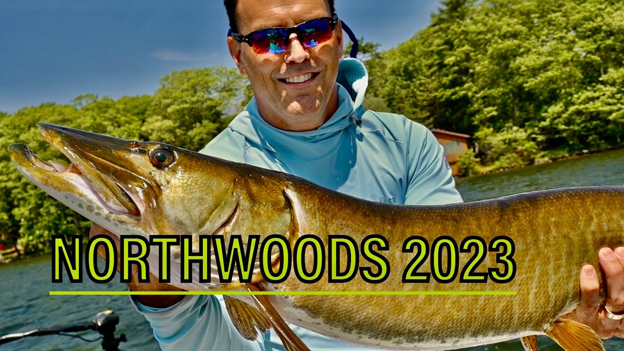 BIG MUSKY EATS A LIVE PIKE! - YouTube