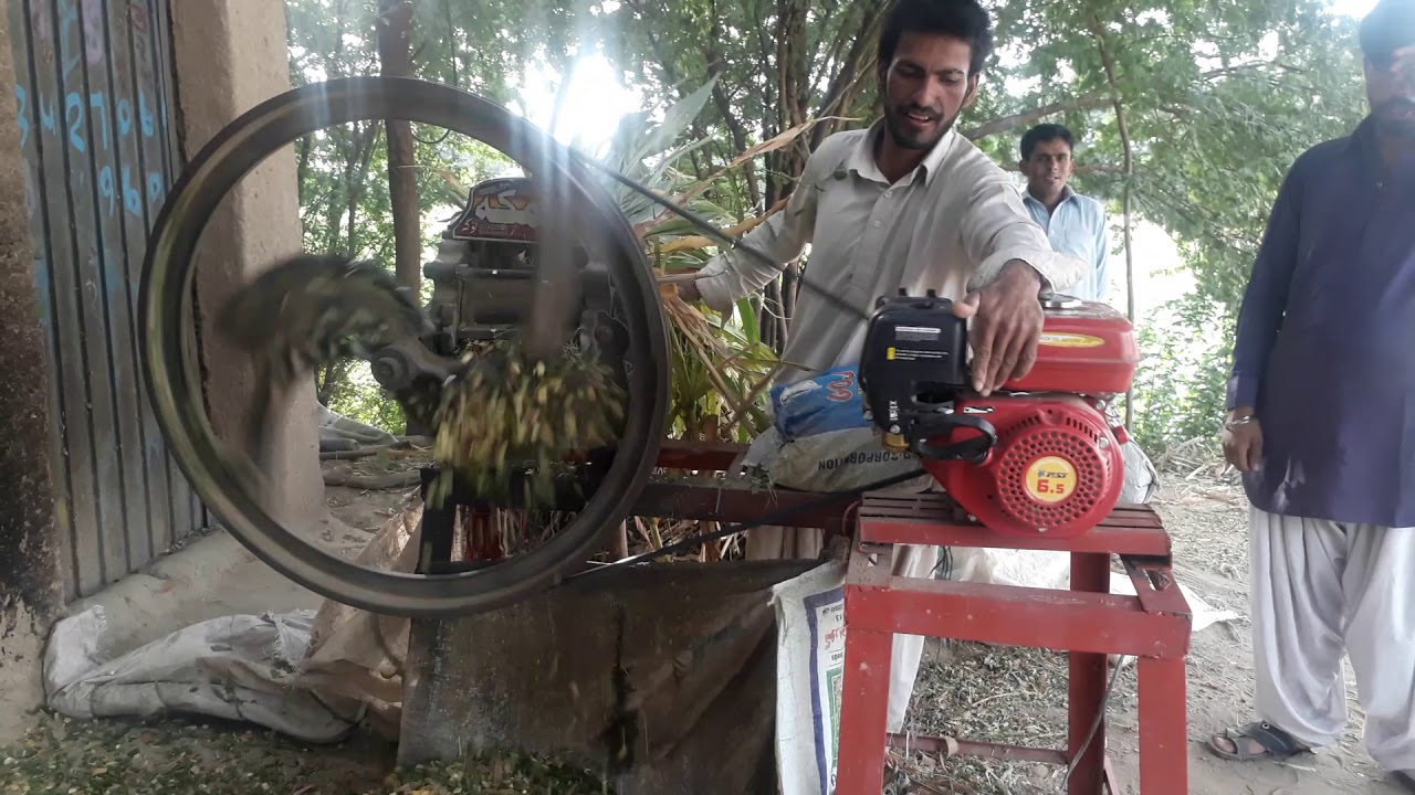 Gross cutting machine.گھاس کاٹنے والئ مشین - YouTube