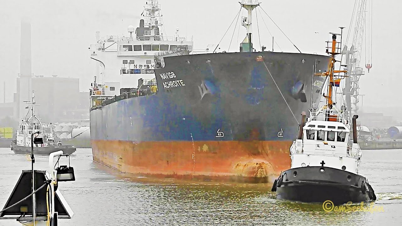 Tanker NAVIG8 ACHROITE & Schlepper V7GY5 IMO 9727584 Schleuse Emden ...