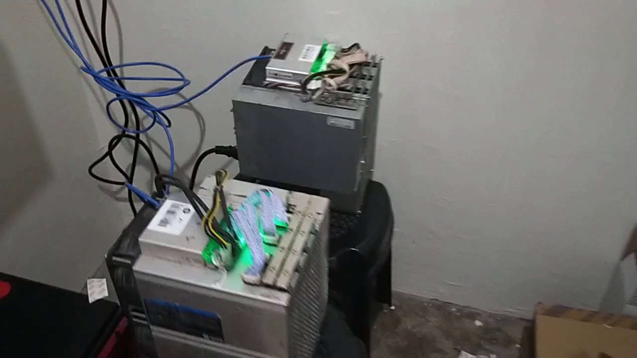 ASIC miner mining bitcoin with FREE electricity from solar panels - YouTube