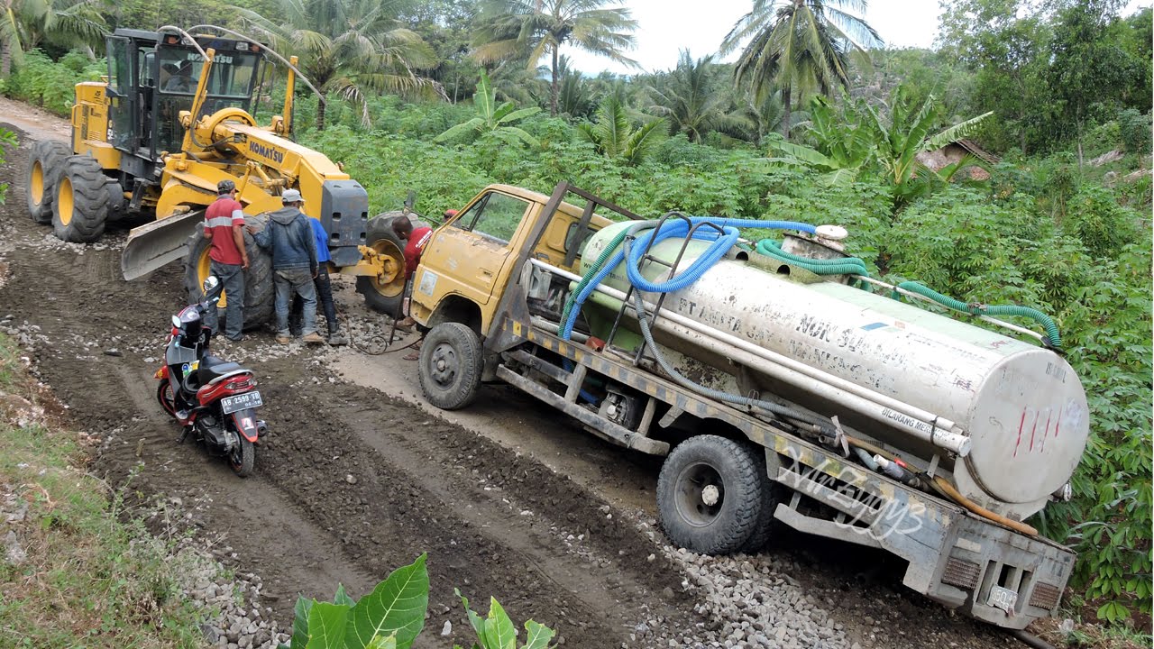 Truck Stuck Recovery By Motor Grader Komatsu GD555 - YouTube