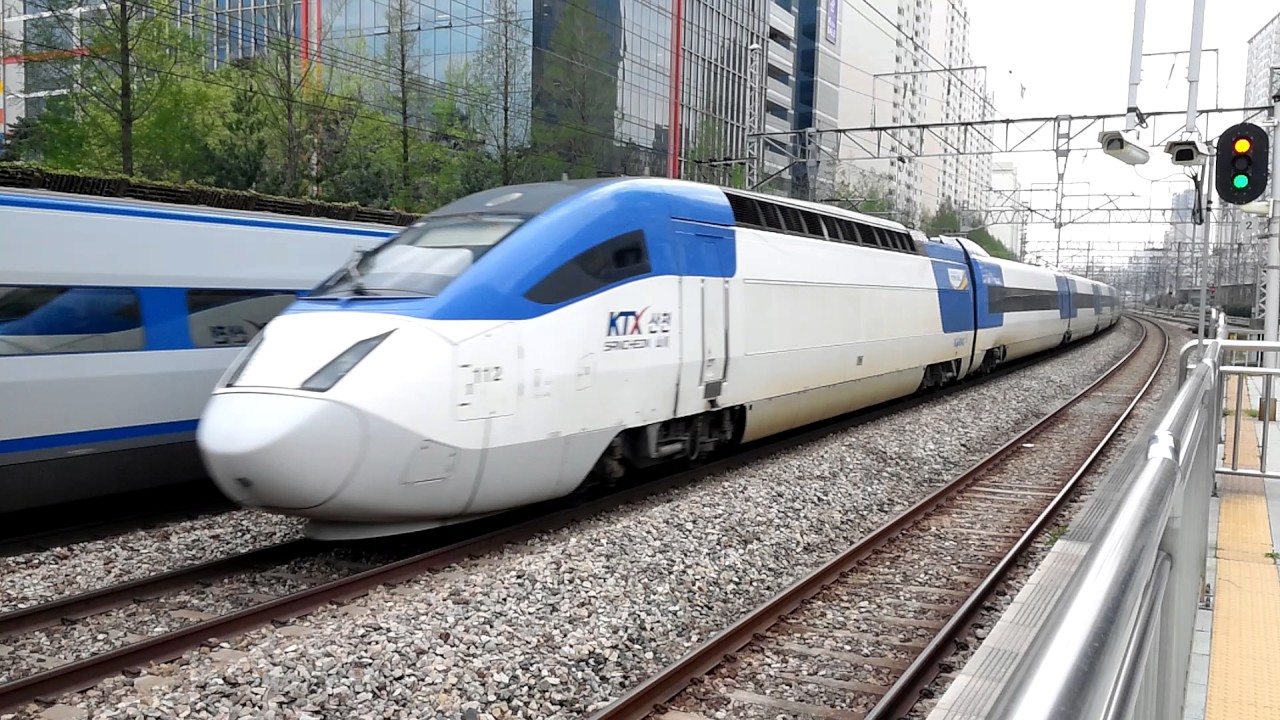 [기차동영상] 신도림역 KTX-1 과 KTX-산천과의 교행 고속열차 주행 - YouTube