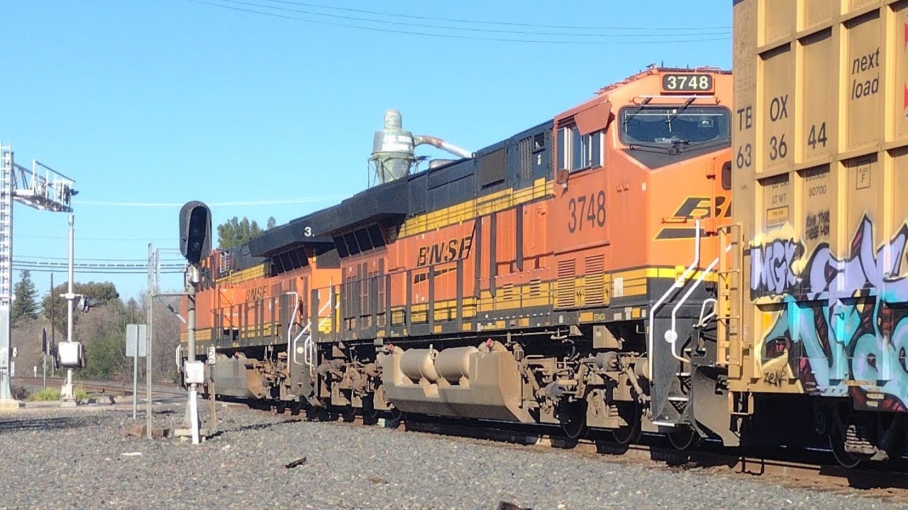 BNSF 3761 leads NB sac local with a nice crew - YouTube