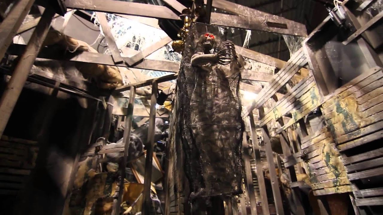 SS80437 _ Shaking Reaper In Cage Led Eyes - YouTube