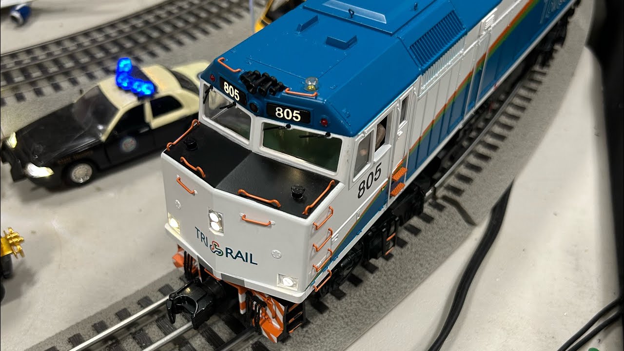 MTH Tri Rail F40 PH and MTH Premier Bombardier passenger cars - YouTube