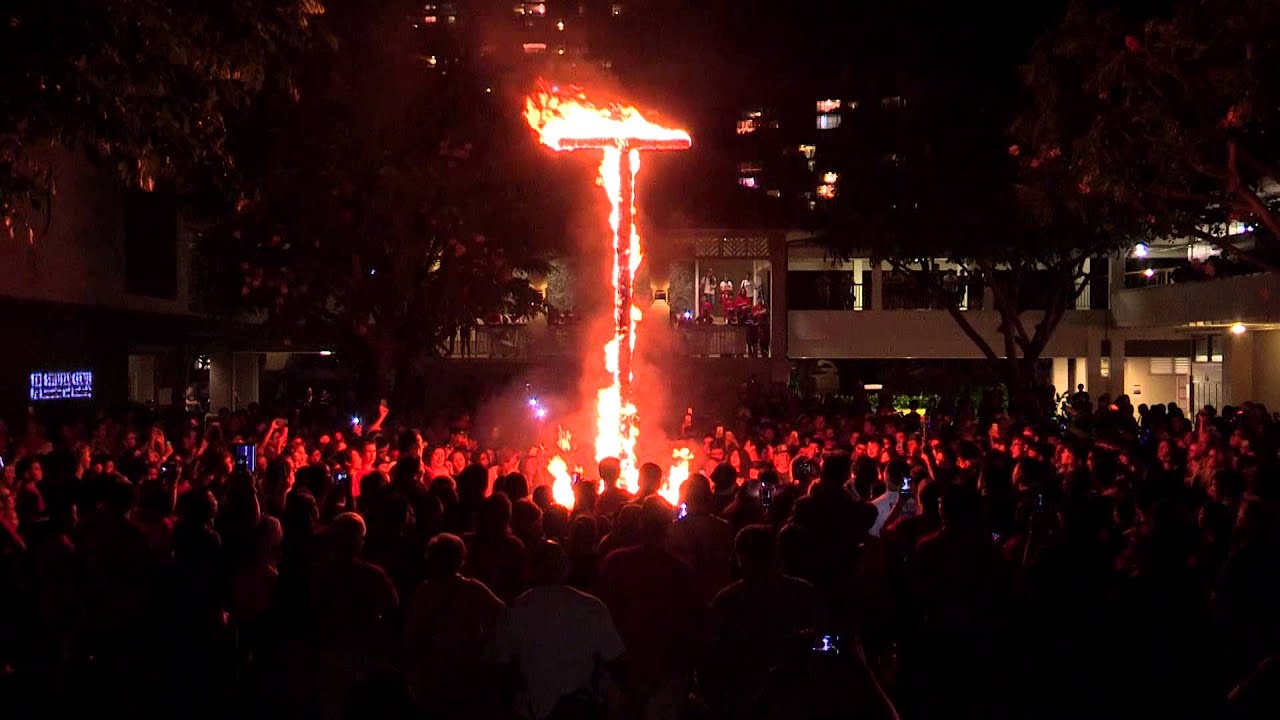 Burning of the I - 'Iolani School Homecoming Tradition - YouTube