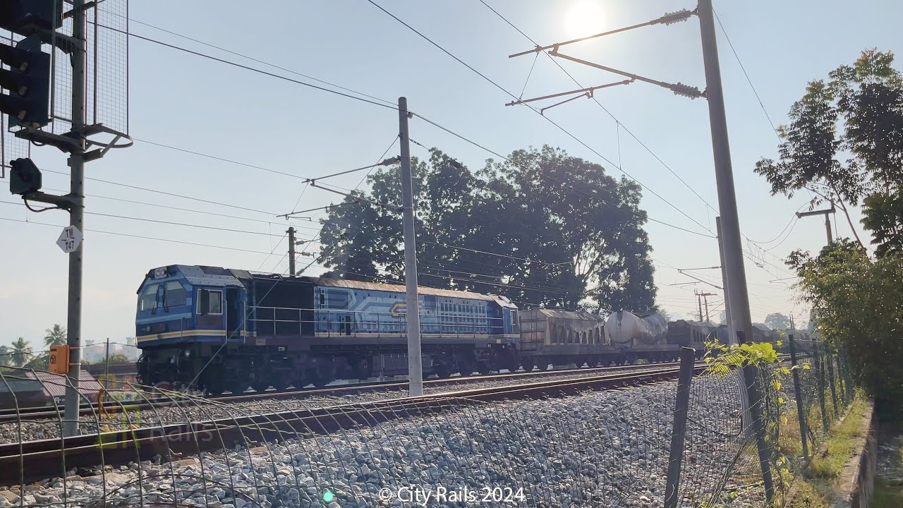 KTMB Class 29 [ 291xx ] passing Tanjung Malim with Cement Rake - YouTube