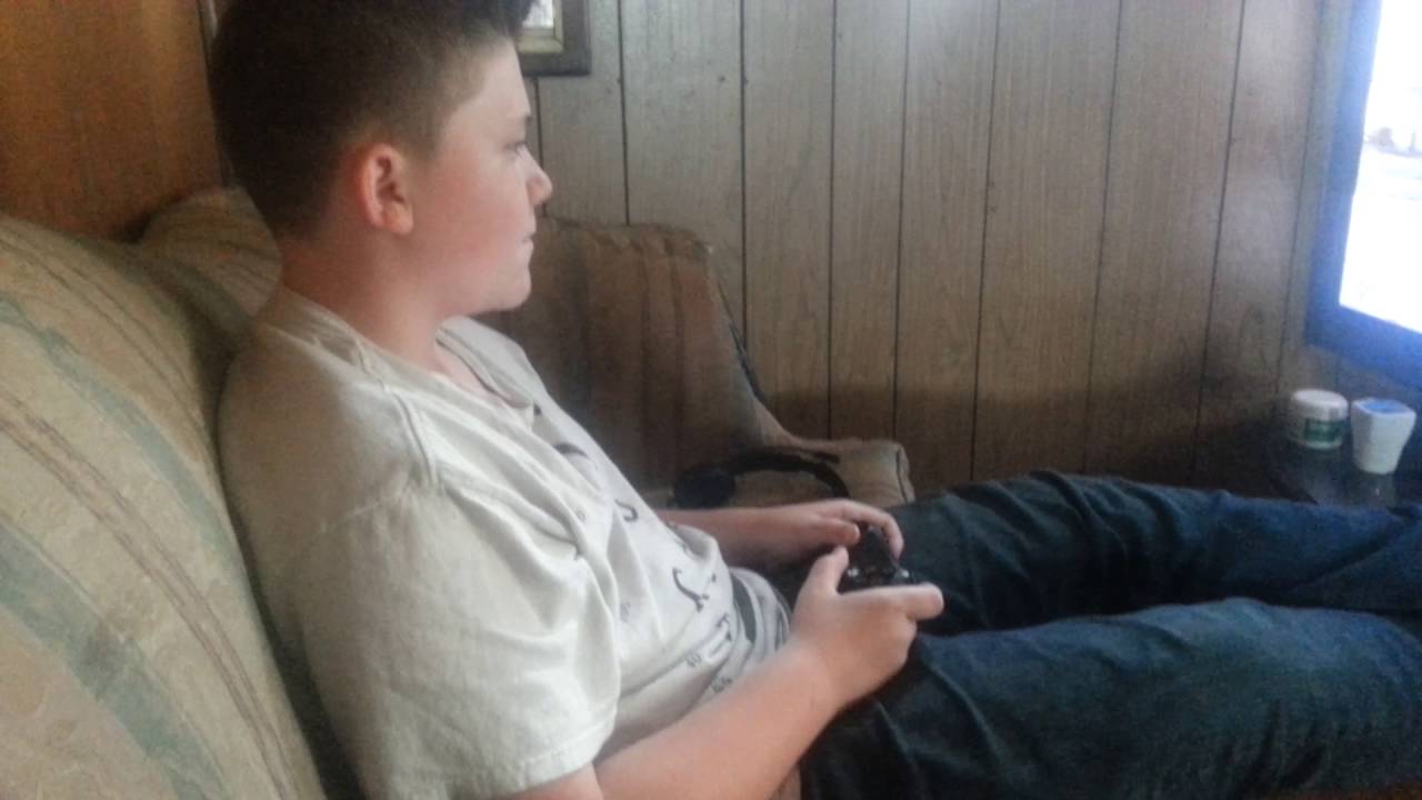 Little brother raging at bo3 - YouTube