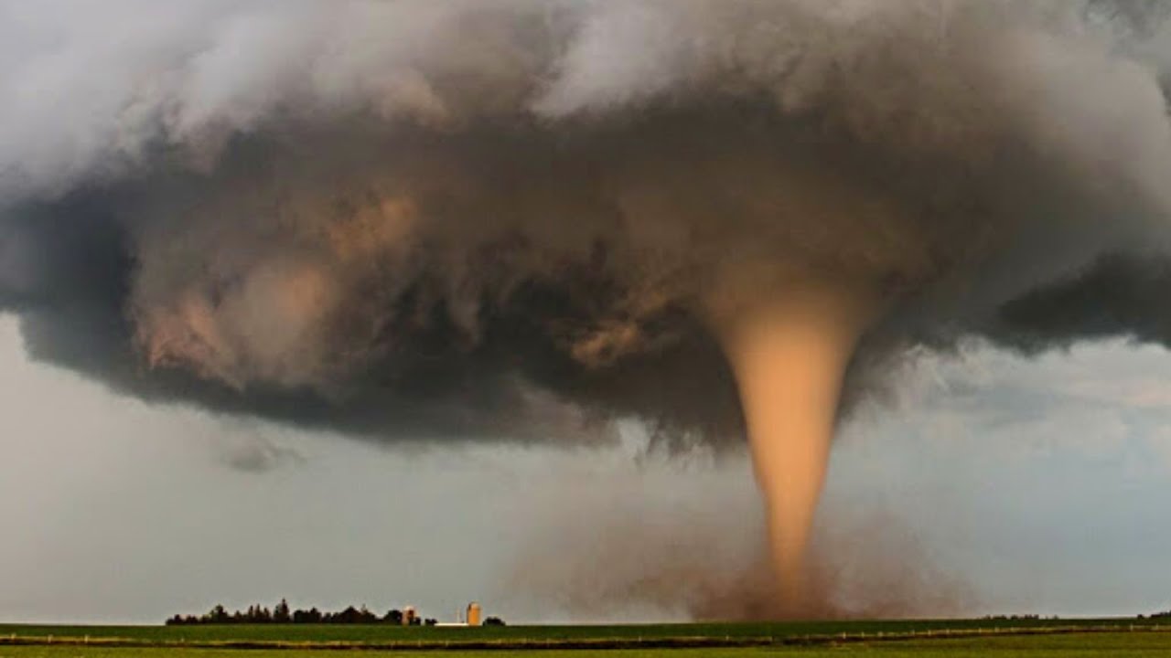 The strangest and strongest crazy tornadoes that Caught On Camera - YouTube