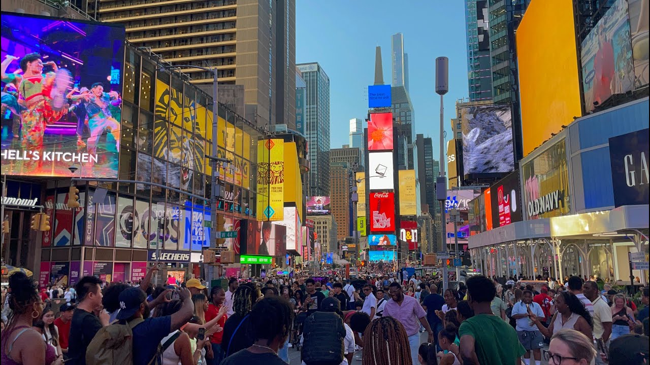 «A Cultural Moment on Times Square» - YouTube