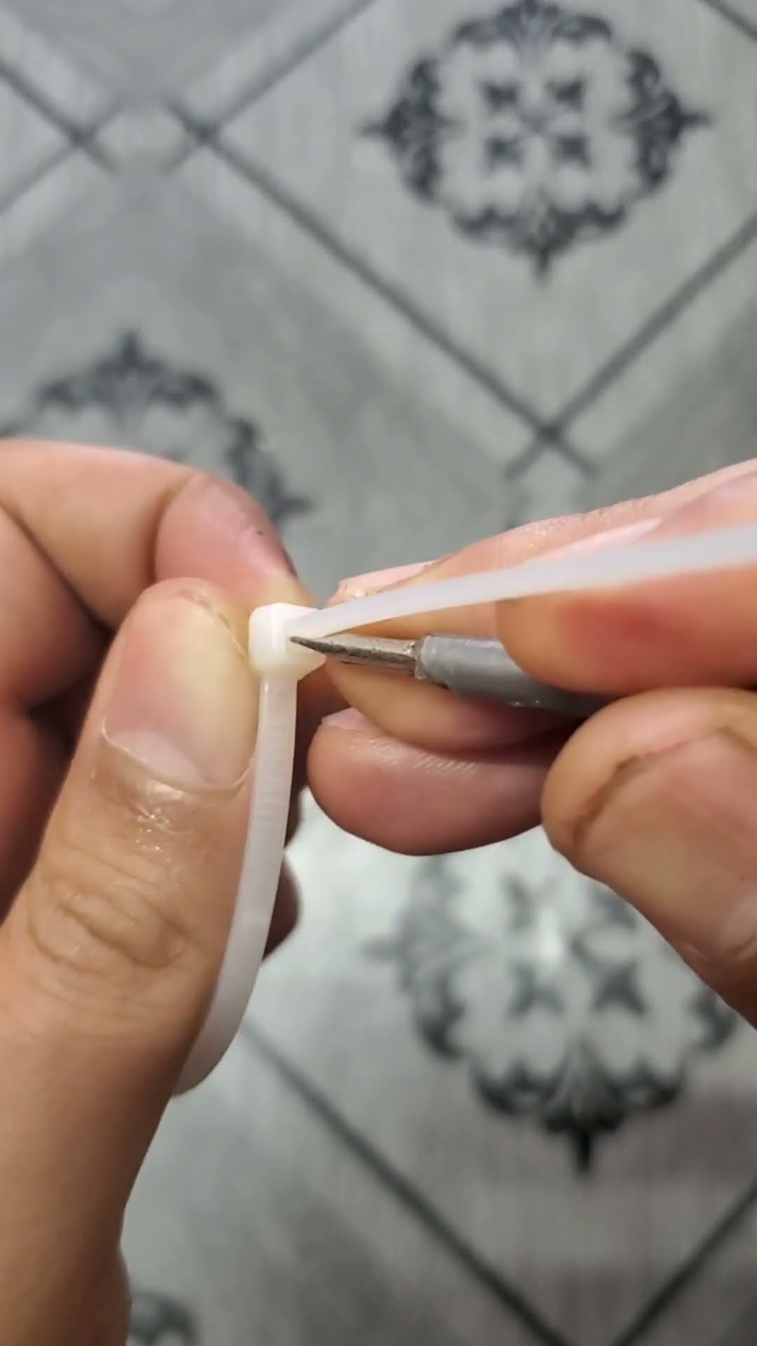 unlock untie cable tie cara buka cable tie - YouTube