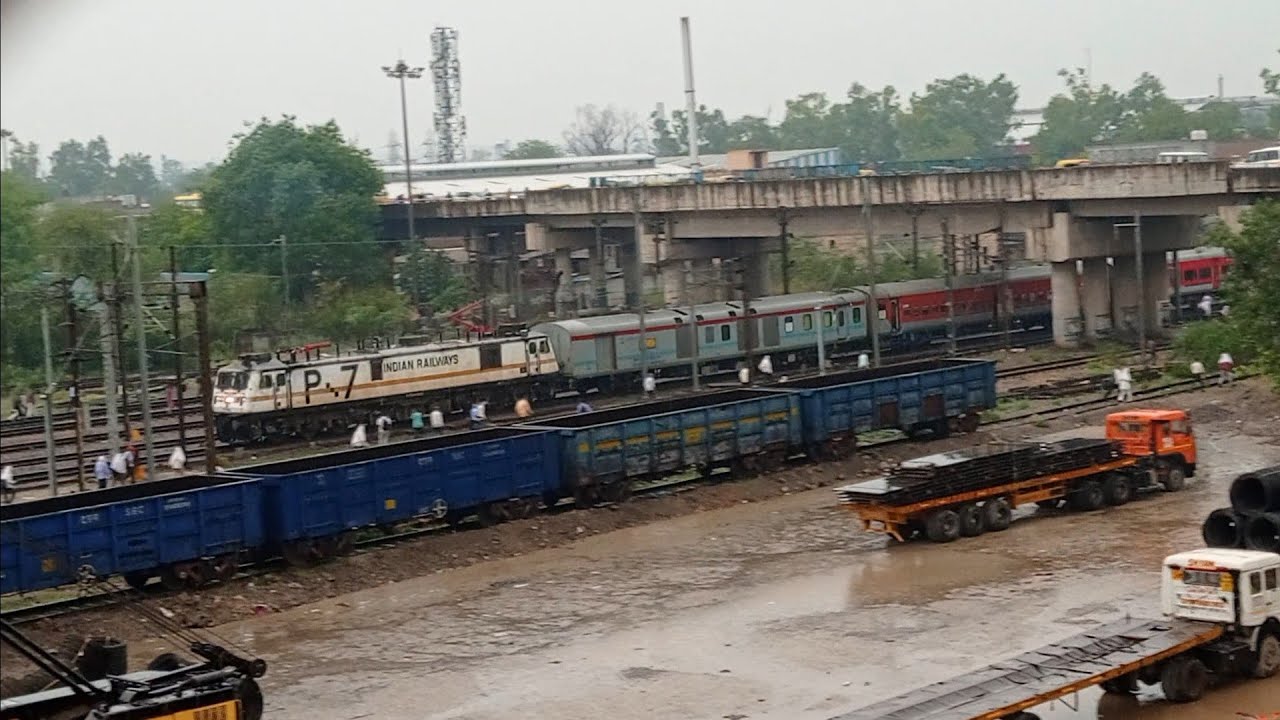 12450 Goa Sampark Kranti passing in Rain 🌧️ आज बारिश में निकली गोवा ...