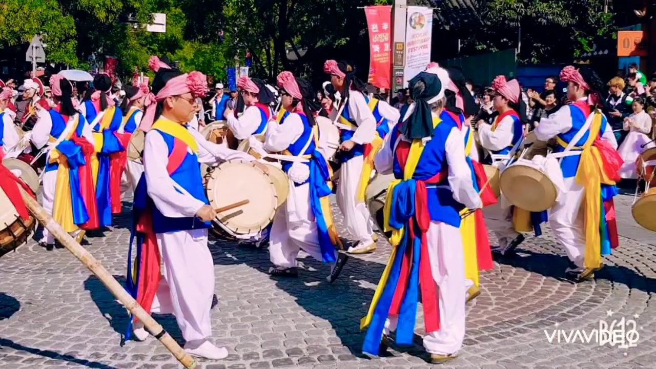 Korean Folk Dance The Farmers Dance called NONGAK - YouTube