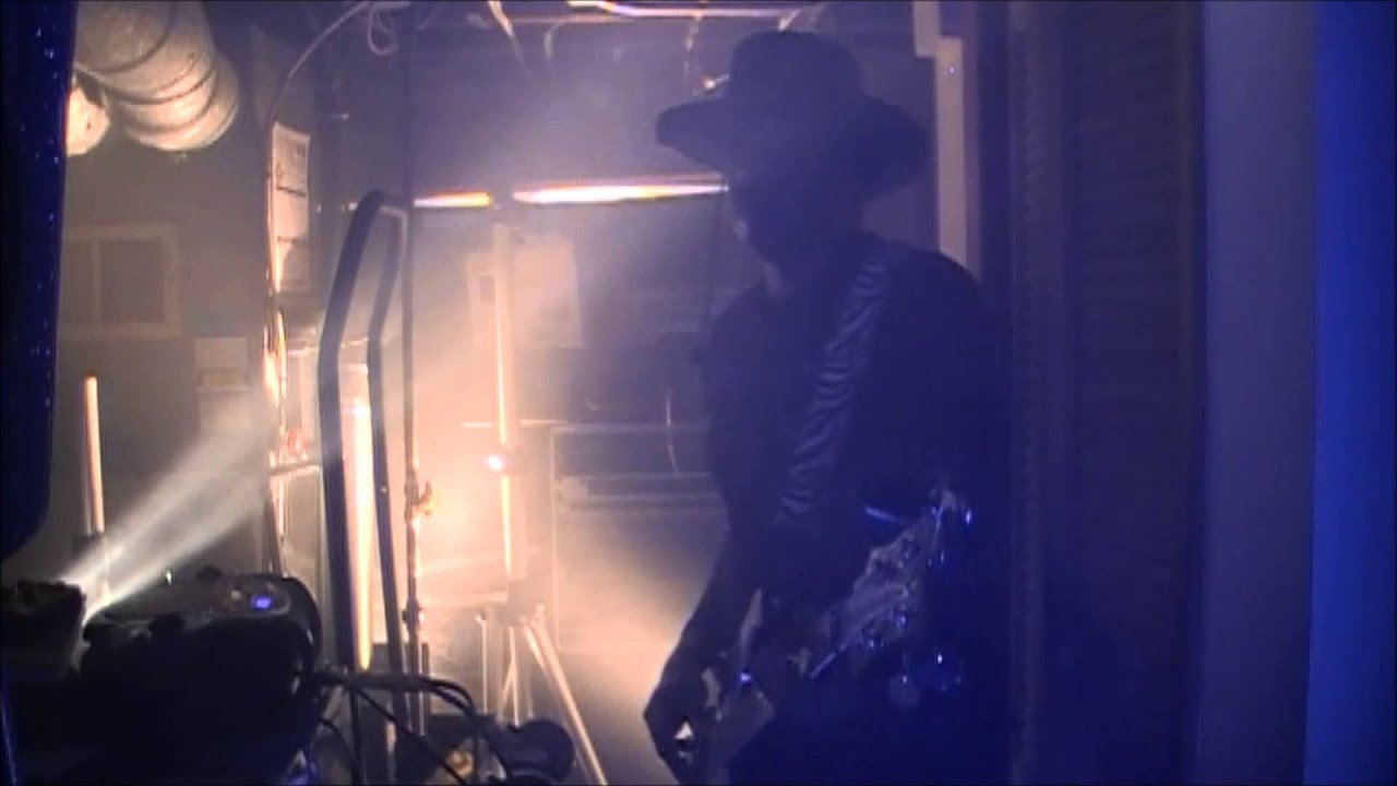 Tones On Tail - Heartbreak Hotel (live) - Glenn Campling bass line ...