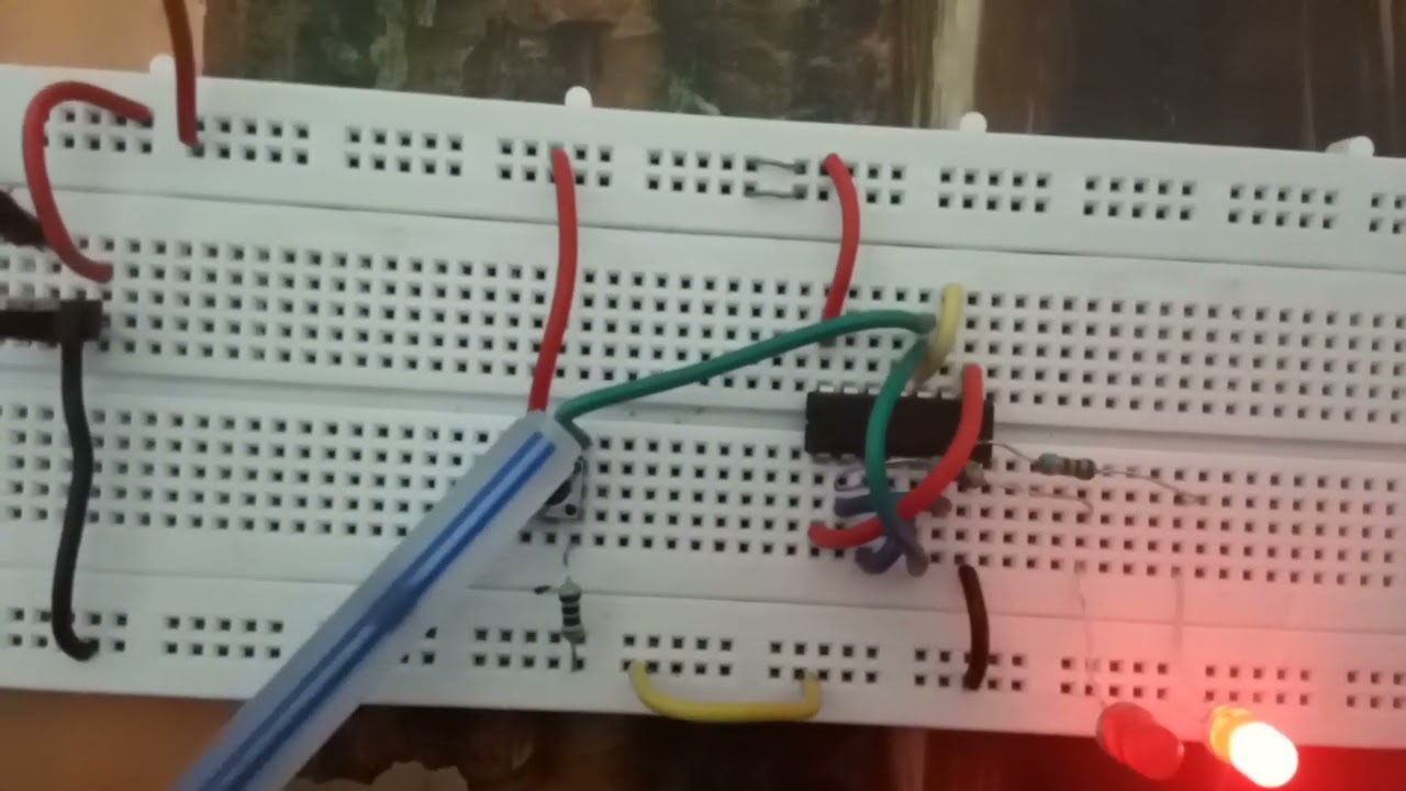 D Flip flop using dual Flip Flop IC 7474 - YouTube