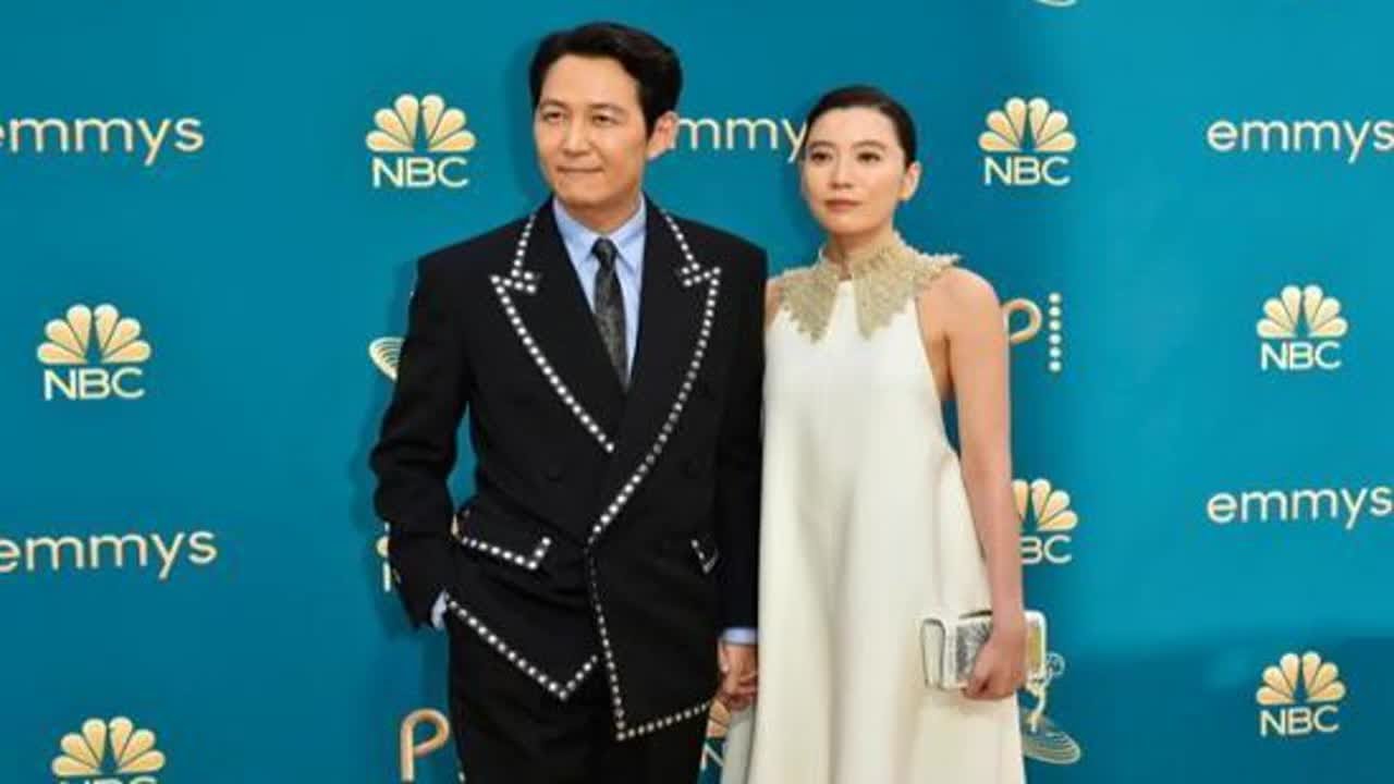 Lee Jung-jae spotted with Lim Se-ryung by paparazzi in Paris - YouTube