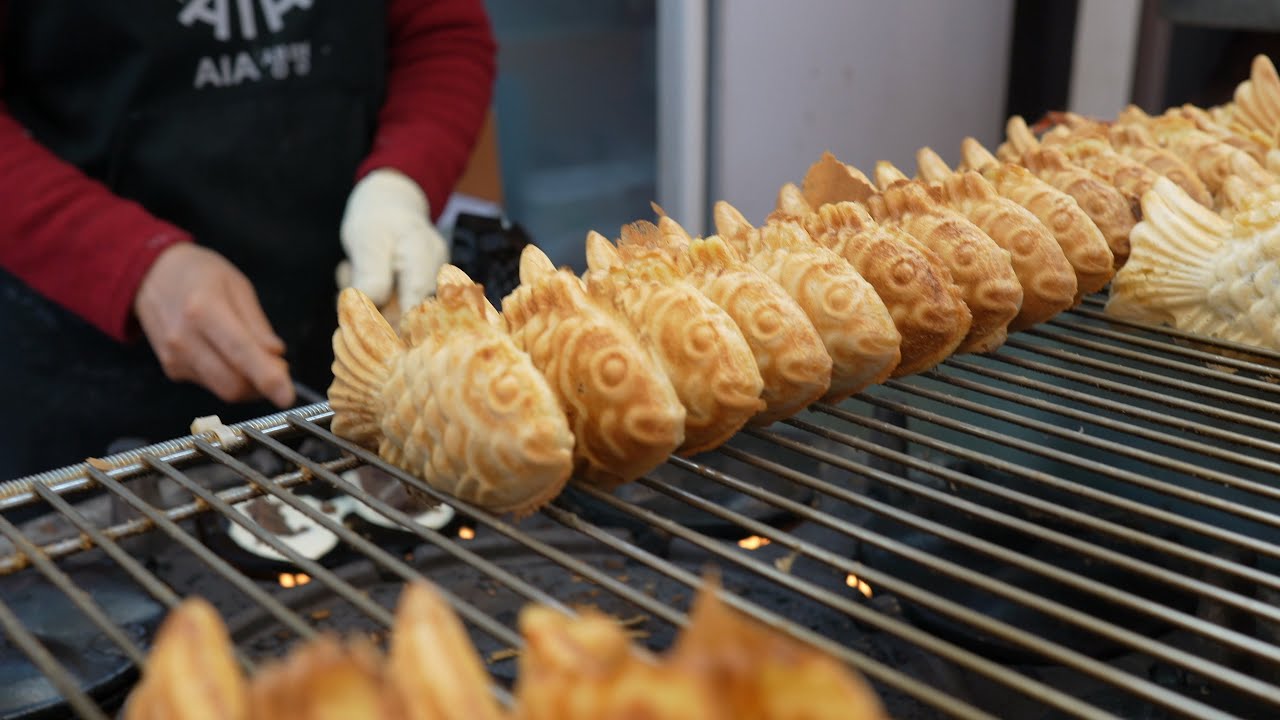 1개 200원 붕어빵,Bungeo-ppang(fish-shaped pastry stuffed with red bean paste ...