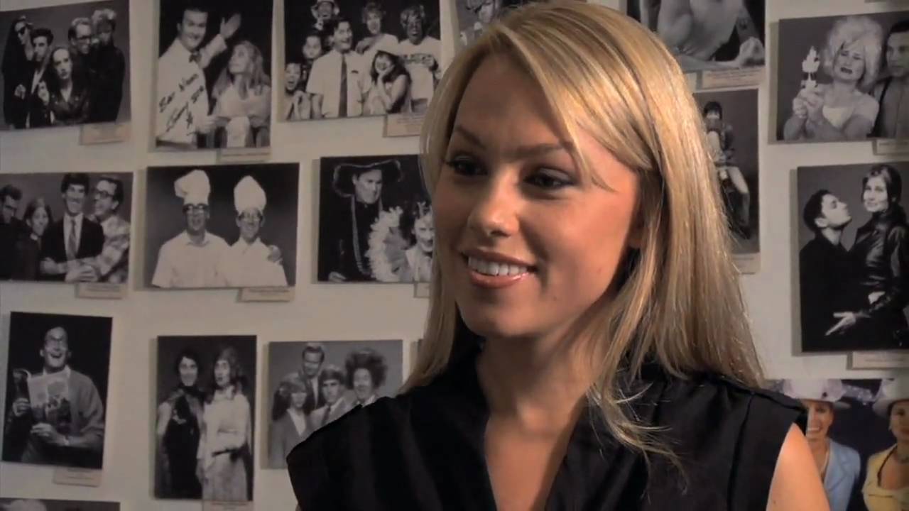 Jessica Hall Checks out The Groundlings in Los Angeles - YouTube