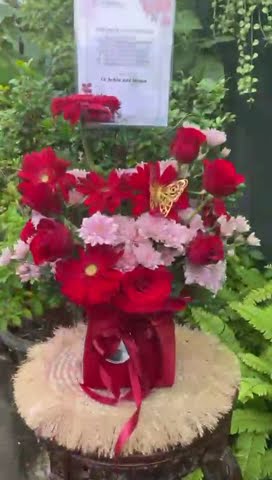 Fresh Flower merah merona yang melambangkan kesetiaan pasangan kalian ...