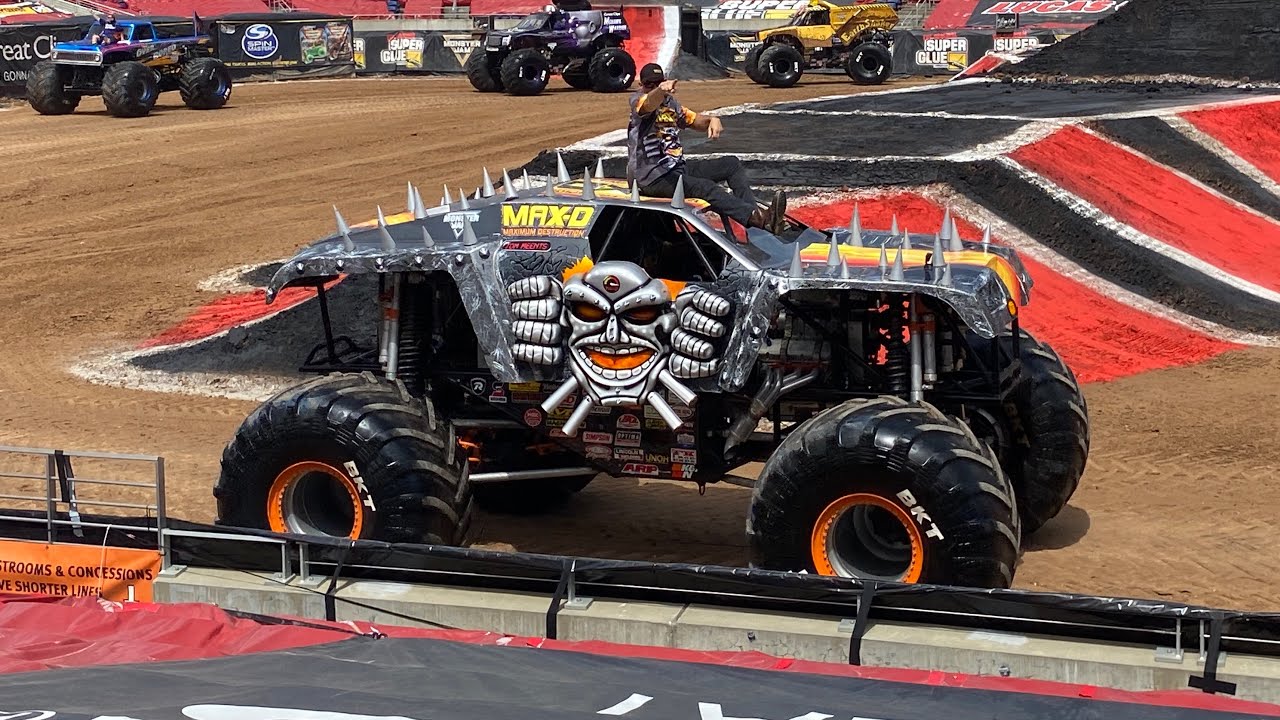 Monster Jam World Finals XXI Two Wheel Skills - YouTube