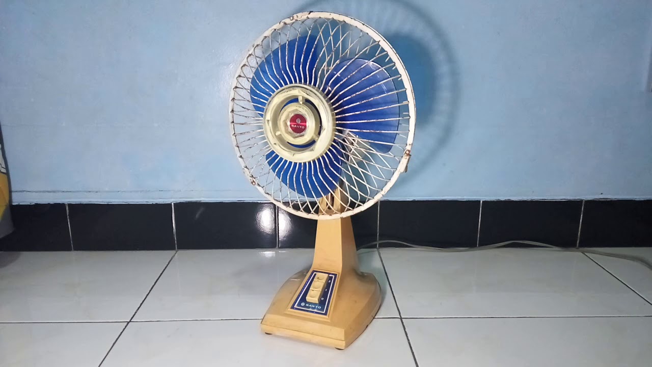 1970's Sanyo 9" Oscillating Desk Fan - YouTube