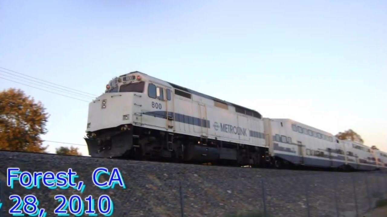 SCAX F40PHR #800 on 608 and a short BNSF with a K3LA horn on the DAYGO ...