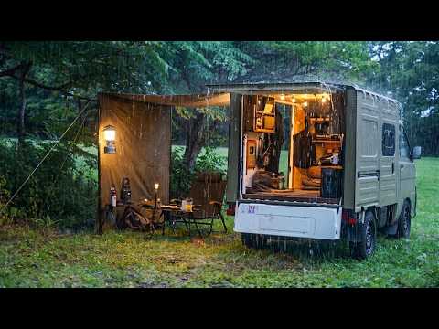 Yağmurda Kamp Yaparken Kamyona Gizlice Giren Sevimli Davetsiz Misafir | Rahatlatıcı doğa ASMR'si