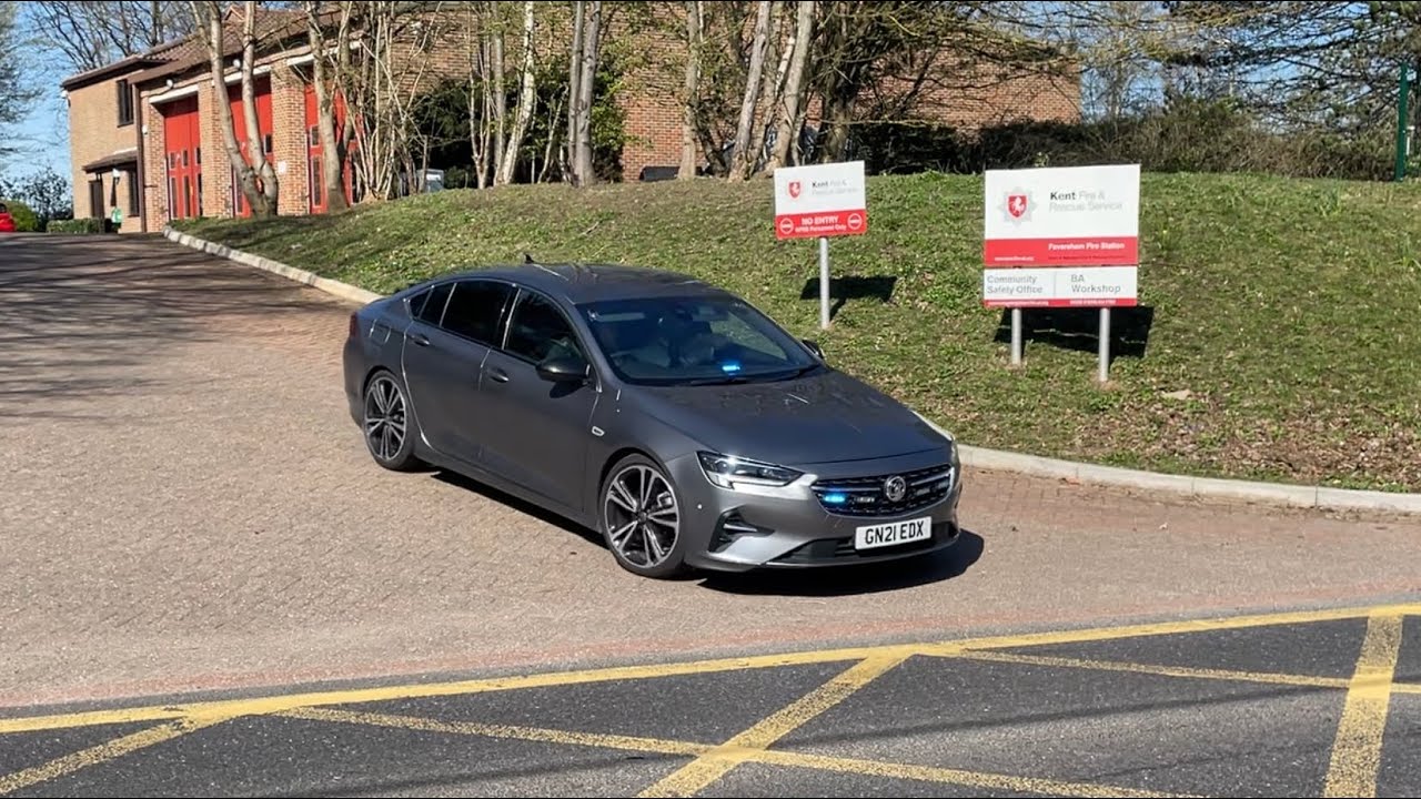 Kent Police Advanced Driver training on blue lights & siren through ...