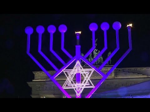 Berlin'de önlemler altında Hanuka Bayramı kutlandı