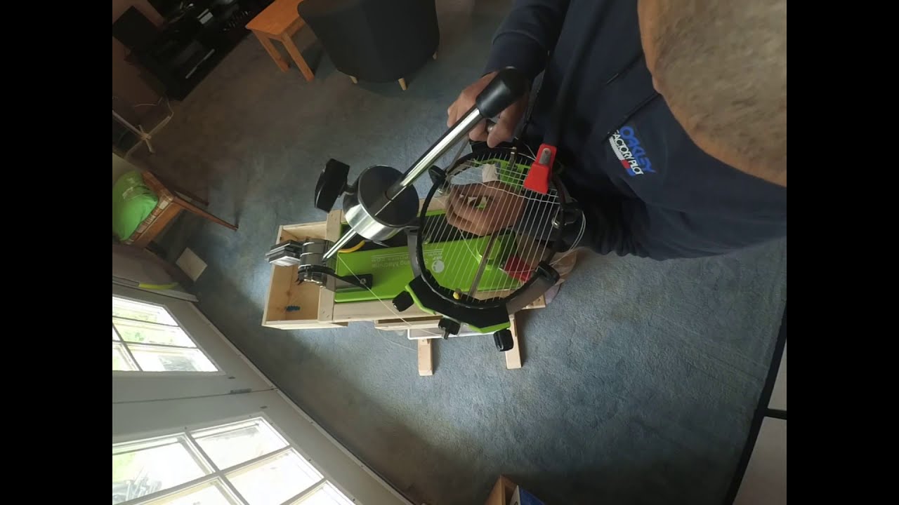 String badminton racket using drop weight stringer - YouTube