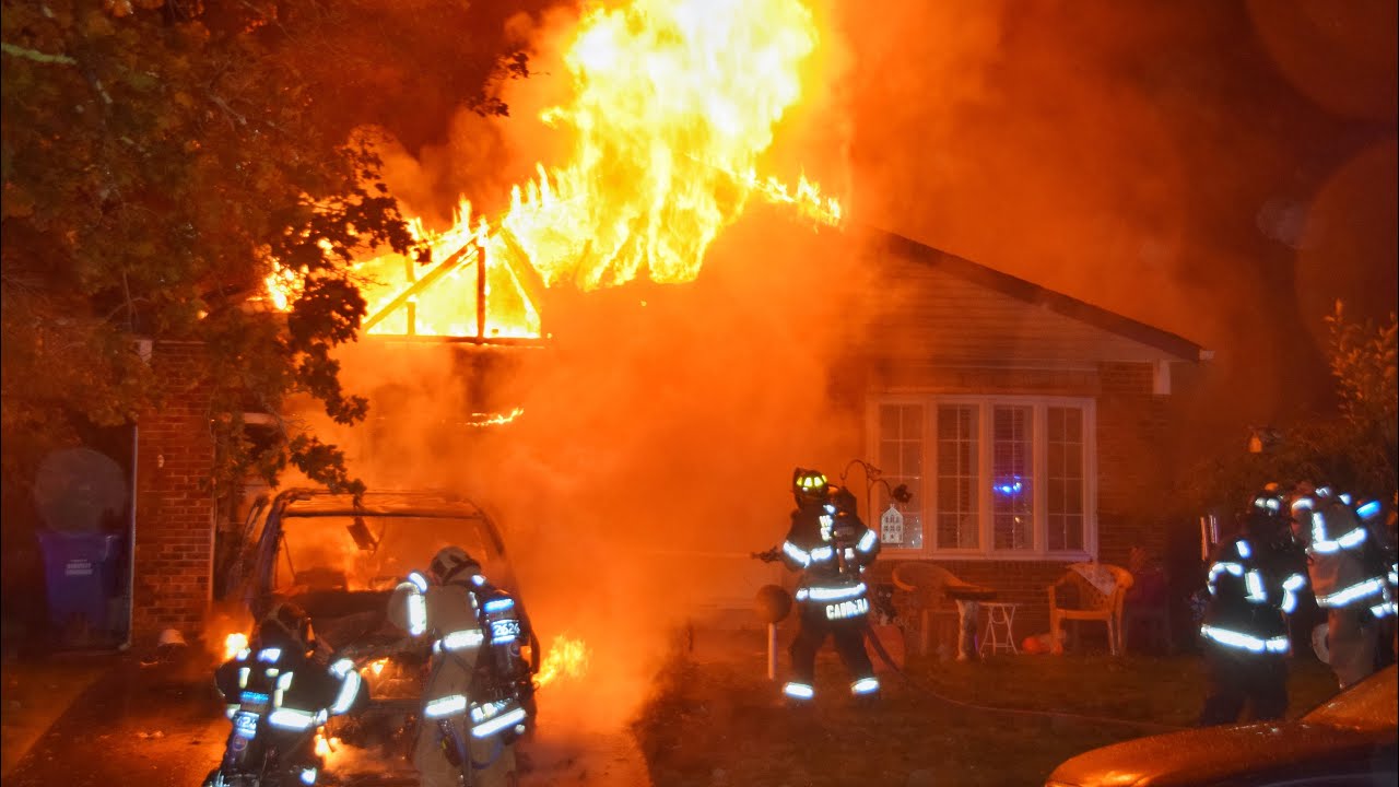 *EARLY ARRIVAL HEAVY FIRE* Working House Fire With Evacuation Holiday ...