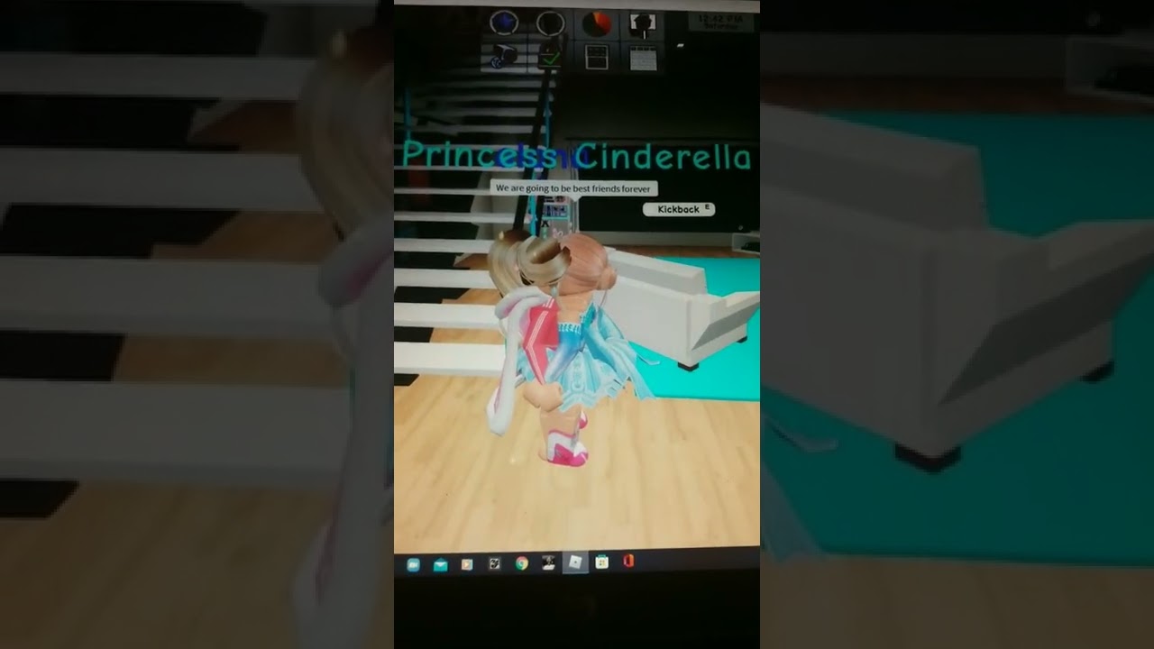 Hugging my best friend ROBLOX 👸🏼👗🥿🐁 - YouTube