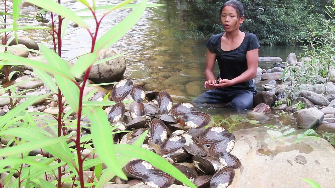 Life skills: Found Shellfish in River to Cook with Chili sauce for ...