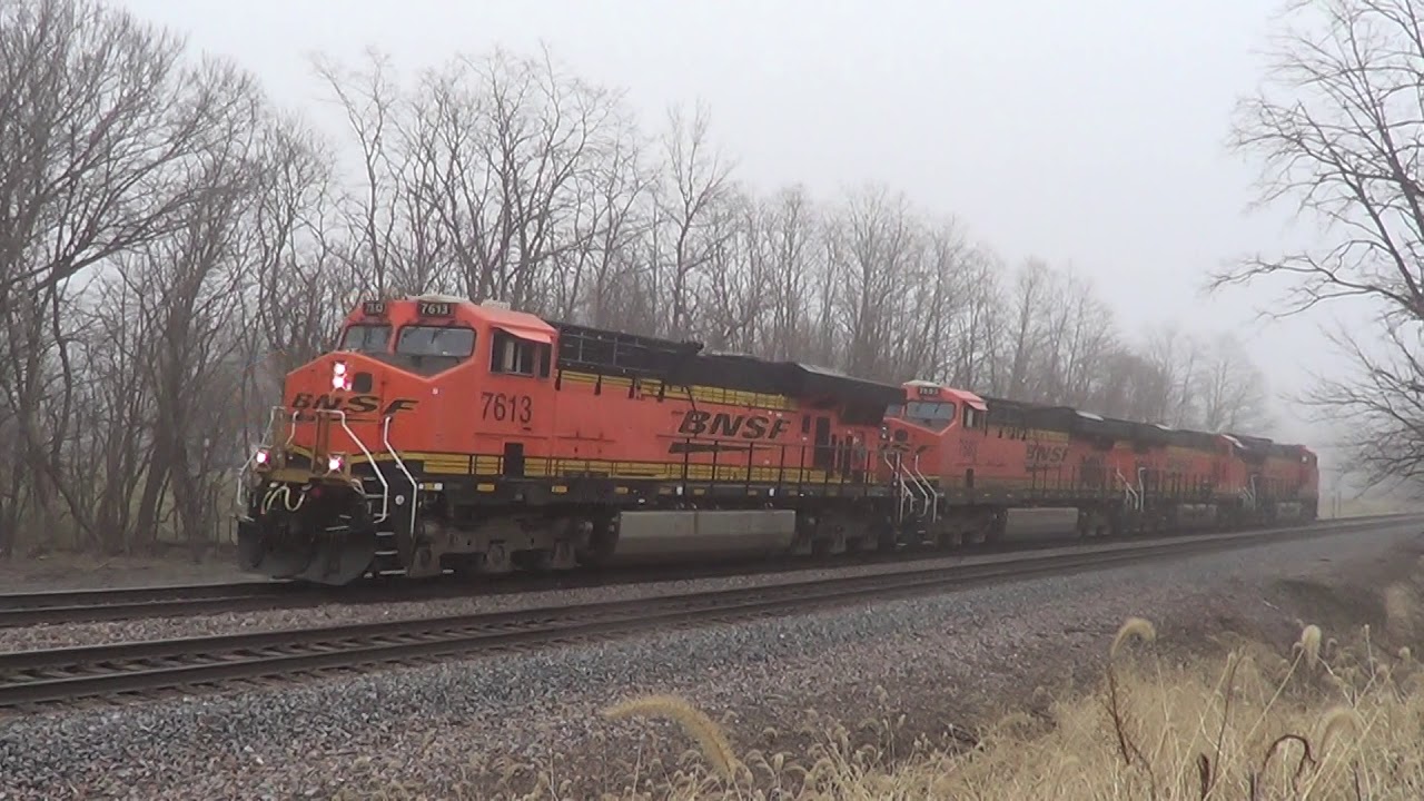 BNSF Light Power Move with New Tier 4 Unit - YouTube