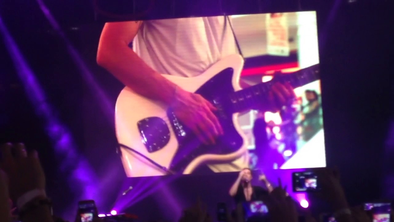 LANY-Pink Skies (live) - YouTube