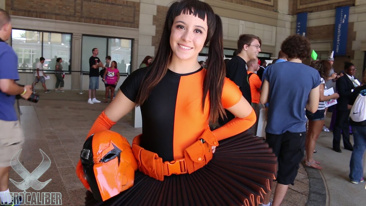FIFTY SUE! Deathstroke Variant Cosplay at Boston Comic Con 2015 - YouTube