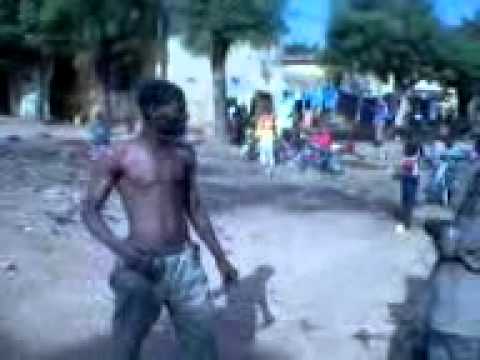 La bagarre du soulard et le fou