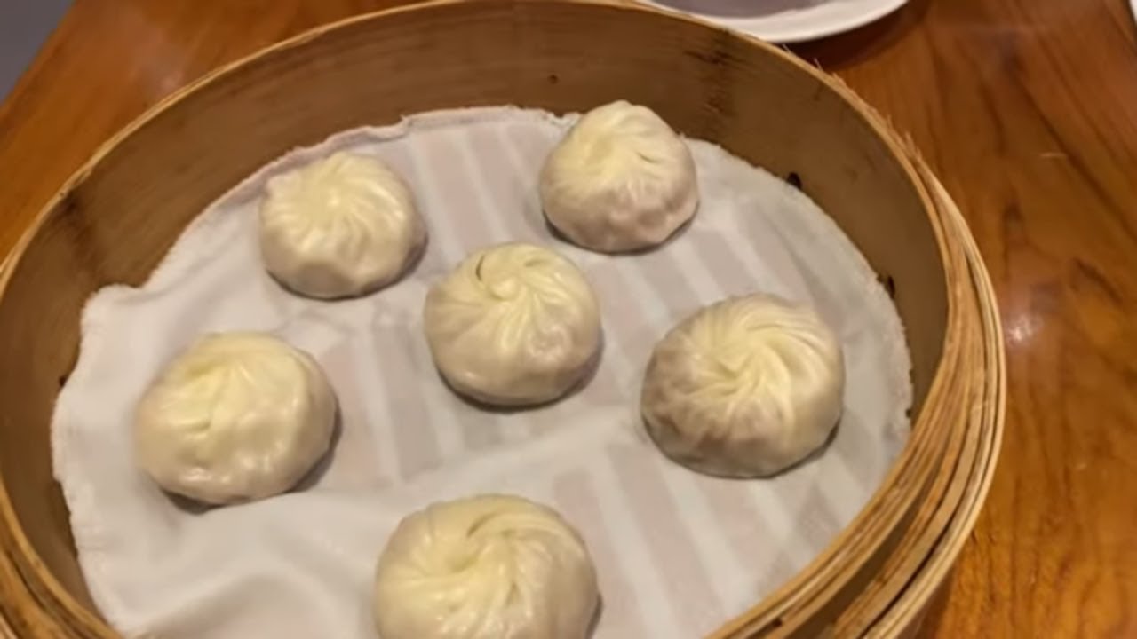⁴ᴷ⁶⁰ Eating Taiwan's FAMOUS SOUP DUMPLINGS | Din Tai Fung 鼎泰豐 - YouTube