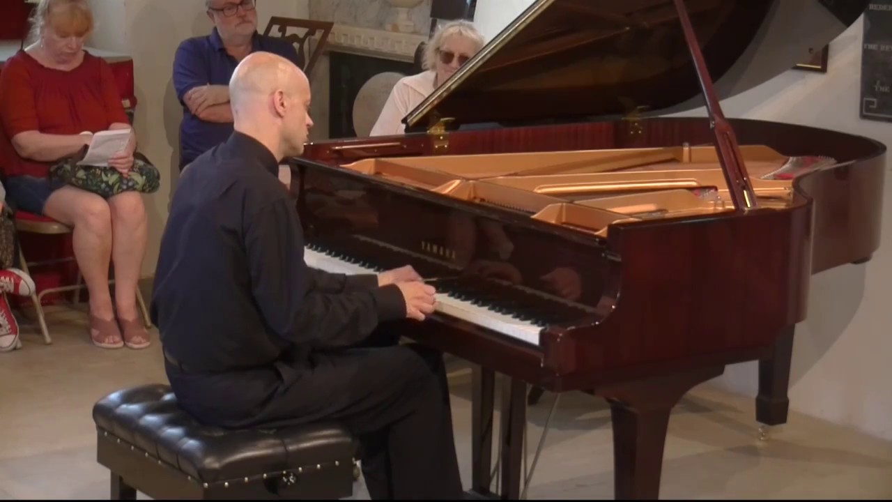 Viv McLean plays a Gershwin Medley - YouTube