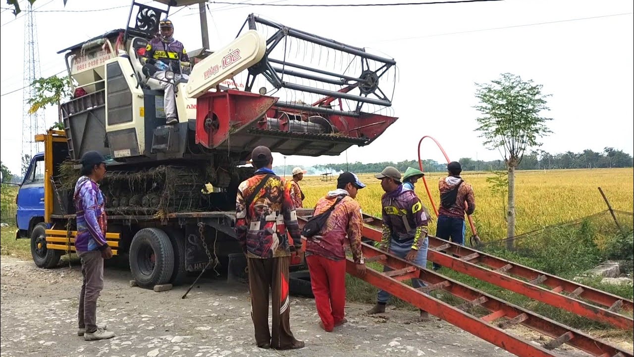 COMBI HARVESTER BIMO 102 TURUN DARI TRUK TOWING || Combine Padi AJM ...